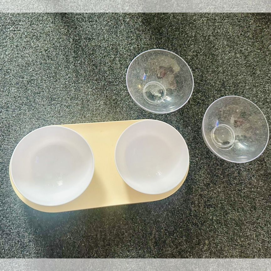 Миски для животных на бежевой полставке 4 штуки