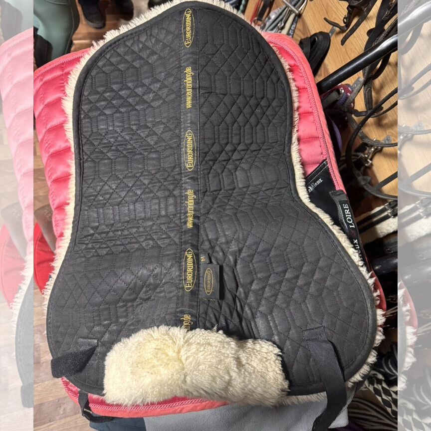 Меховушка под седло лошади