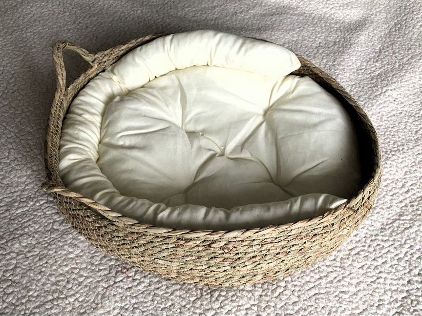 Лежанка для кошек, собак мелких пород, плетеная