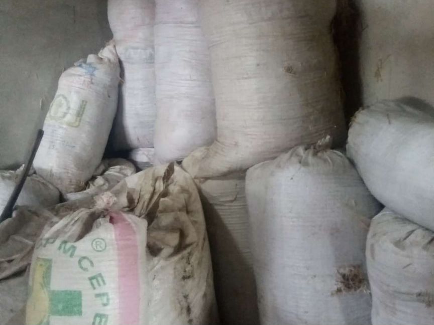 Солома в мешках