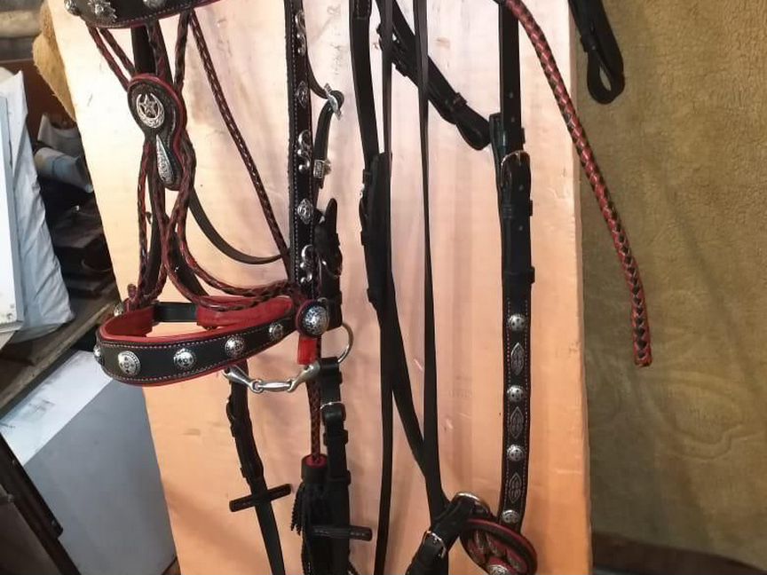 Уздечка для лошади в старинном серебре с седлом