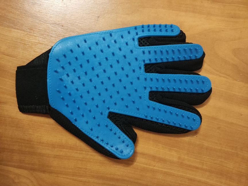 Перчатка для вычёсывания шерсти