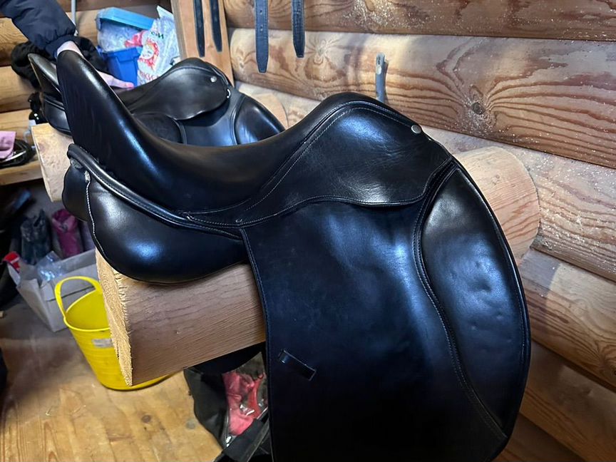 Выездковое седло