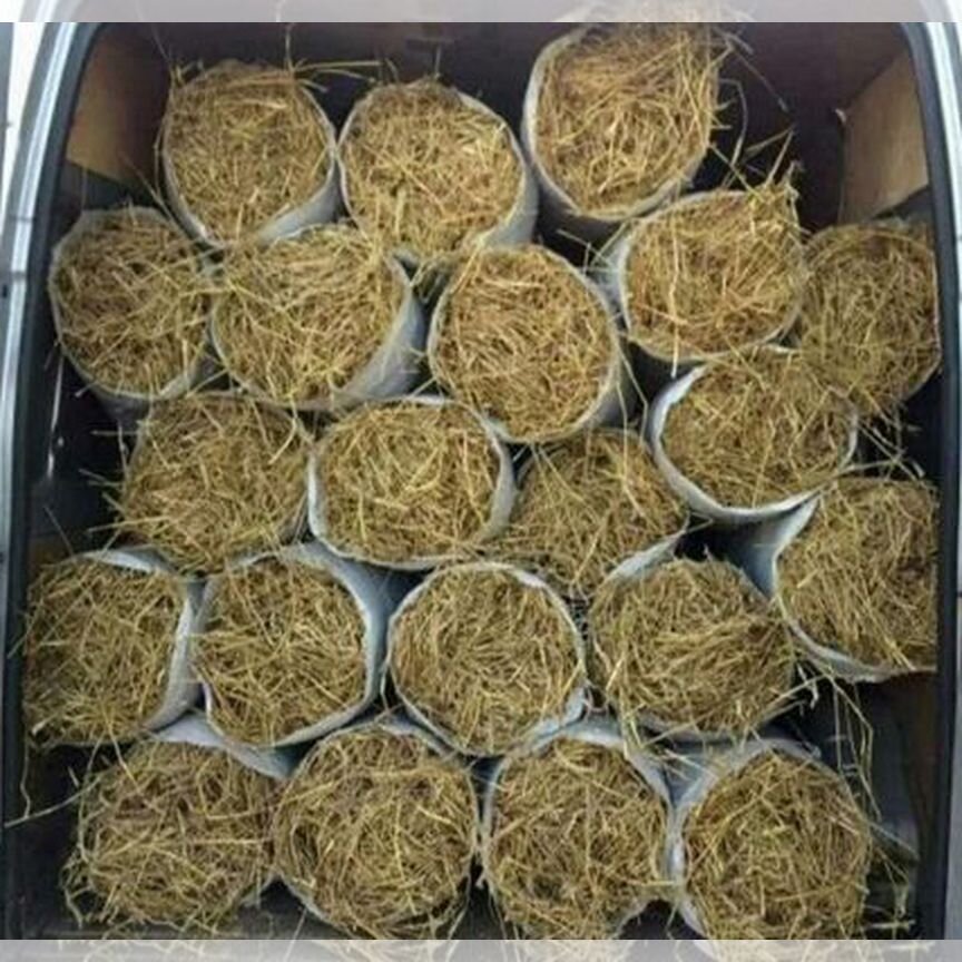 Солома в мешках