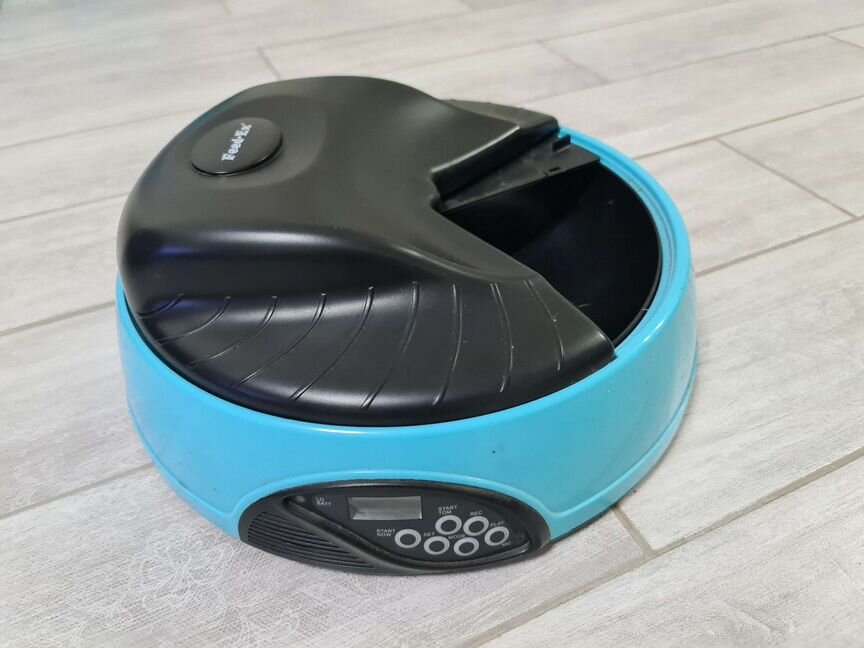 Автоматическая кормушка для собак и кошек