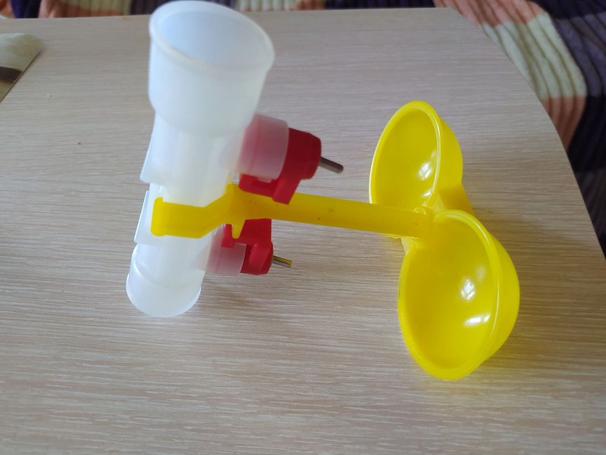 Нипельные поилки для птиц с каплеулавливателем