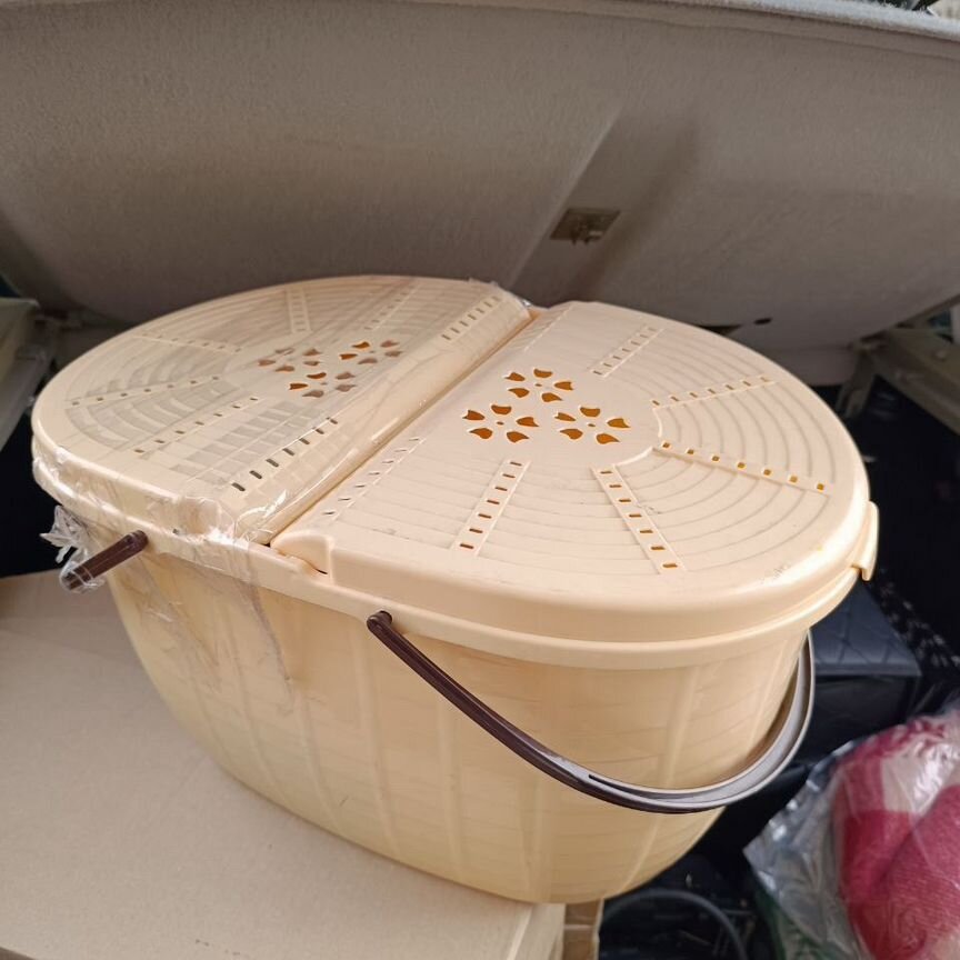 Переноска с вещами для собаки