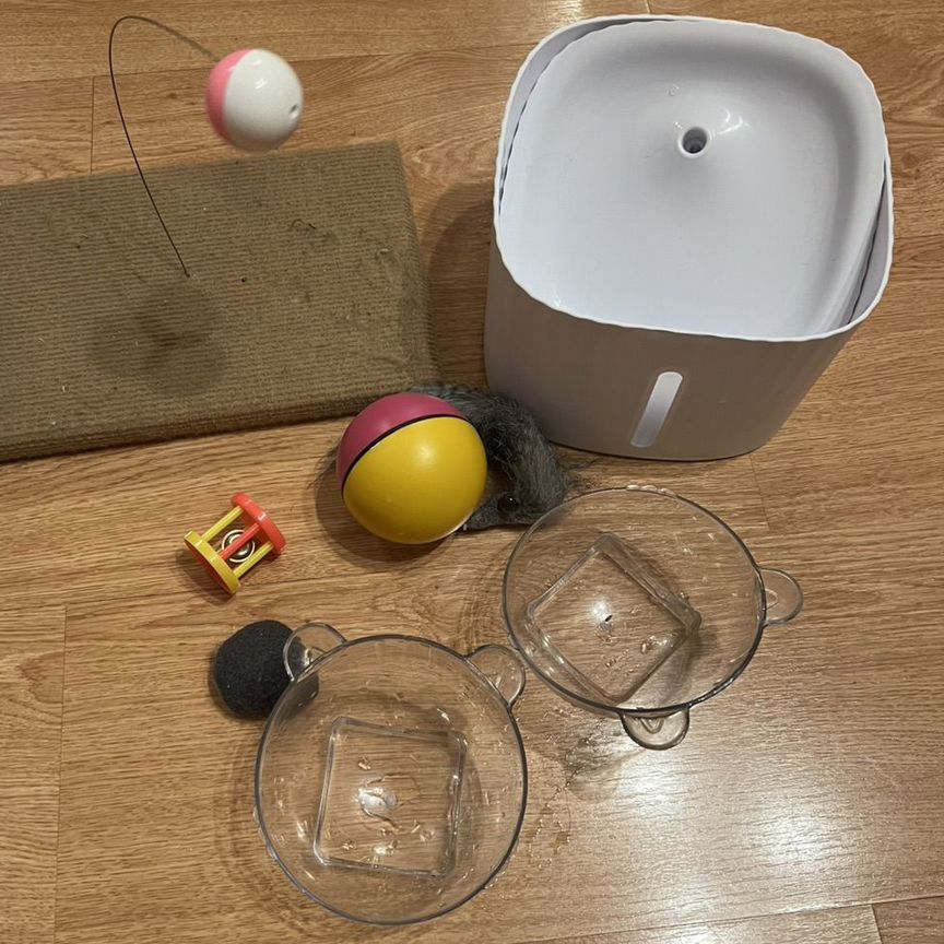 Поилка и игрушки для кошек