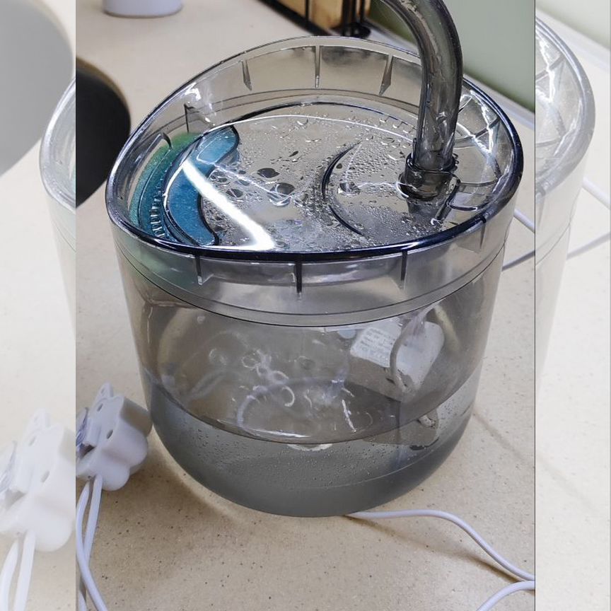 Фонтан поилка для кошек с датчиком движения