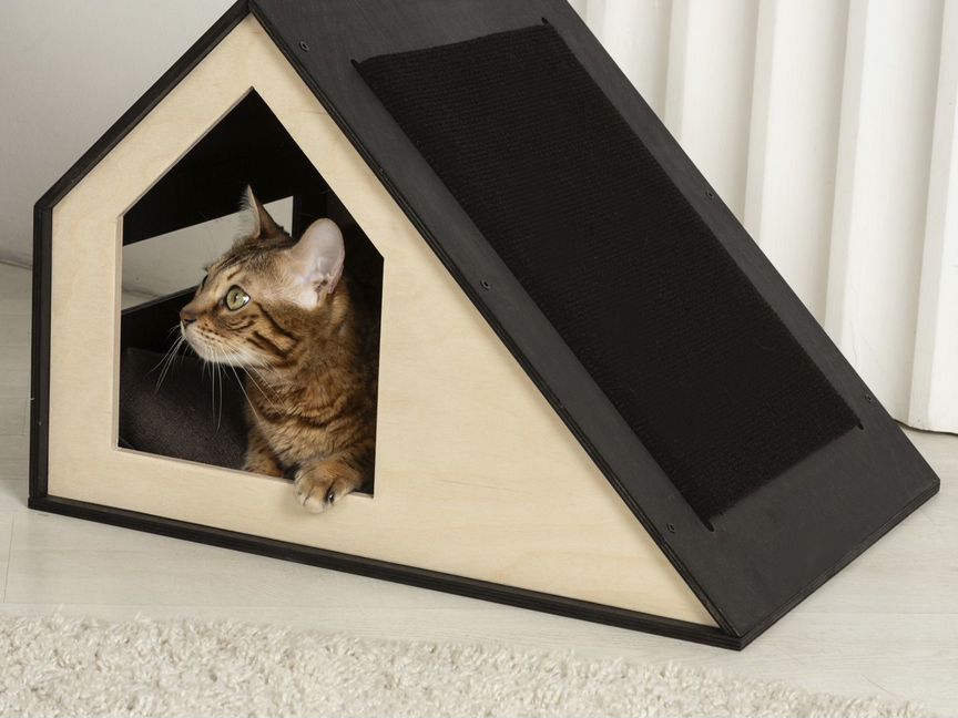 Домик для кошки с когтеточкой с лежанкой