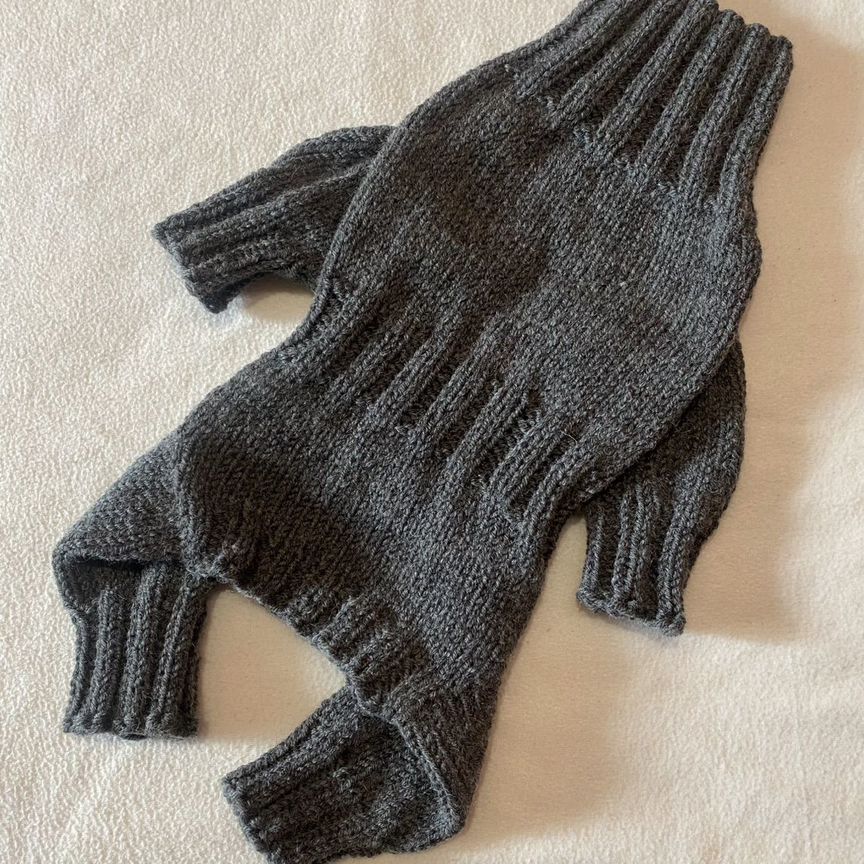 Вязаный комбинезон для собак