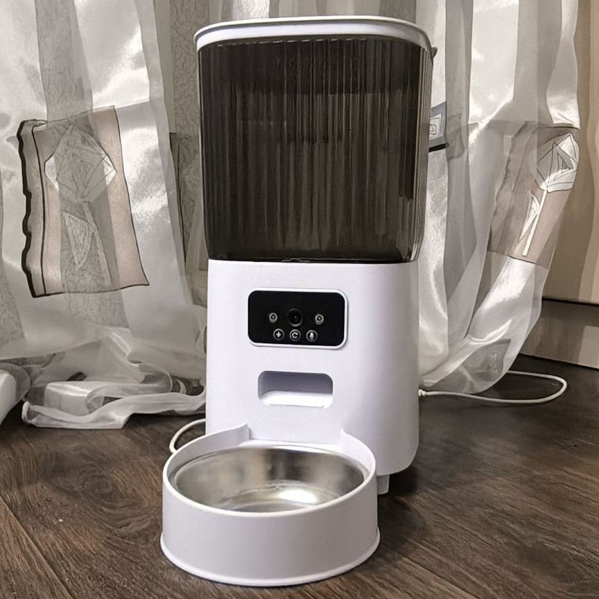 Автоматическая кормушка для животных с камерой