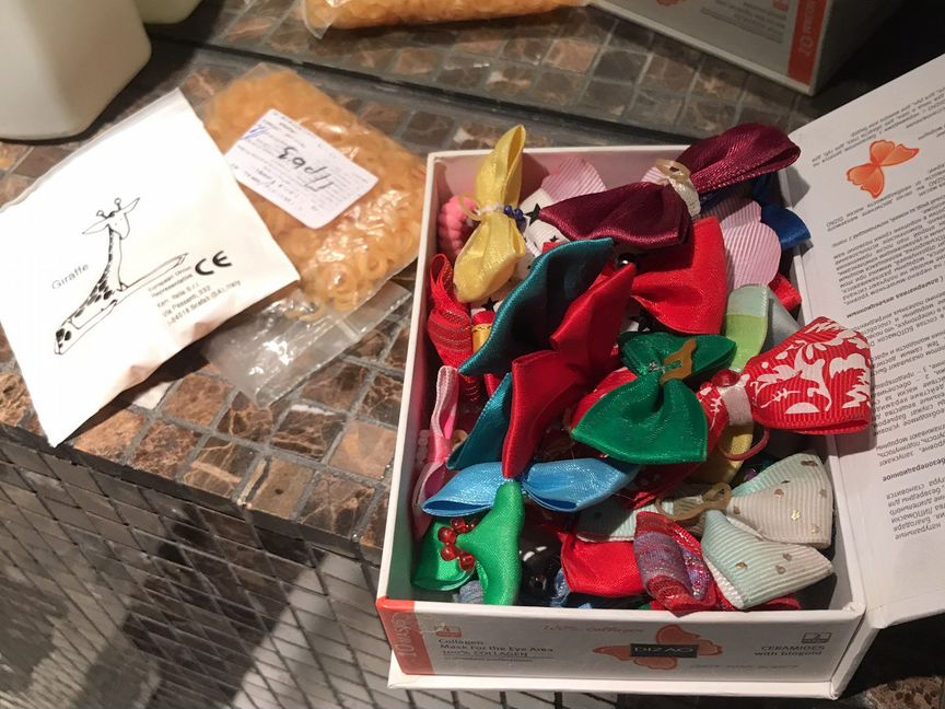 Много бантиков и резиночек для собак