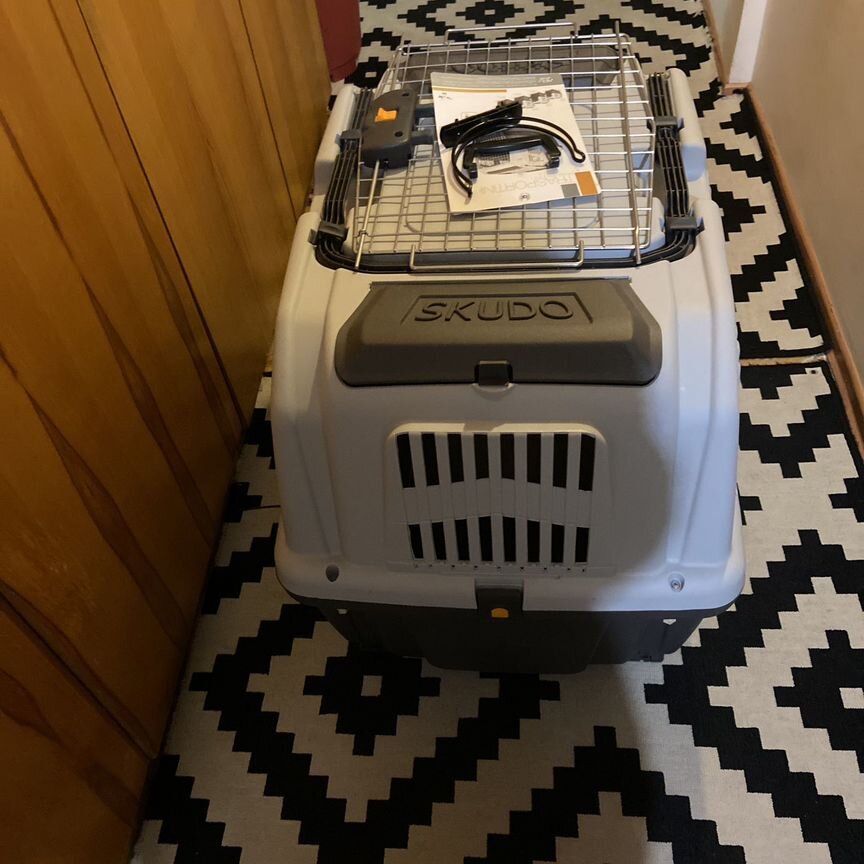 Переноска для крупных собак пластиковая