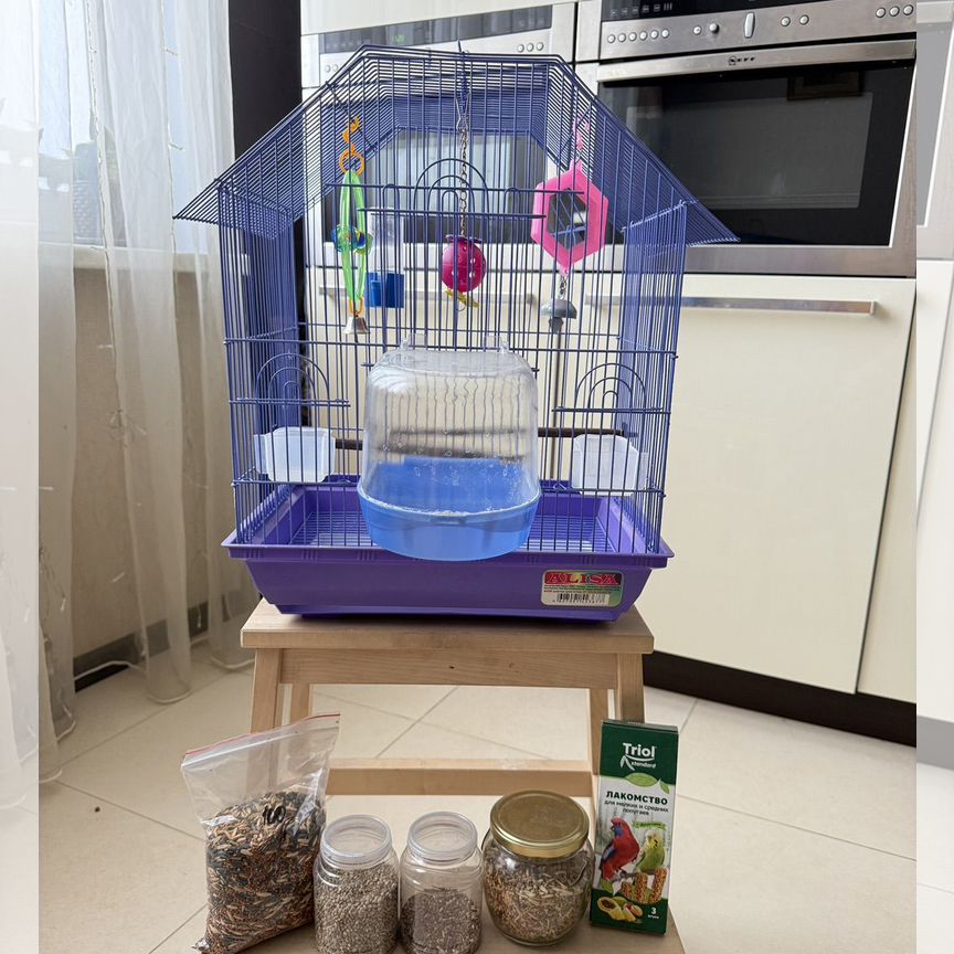 Клетка для попугая с бассеином кормами