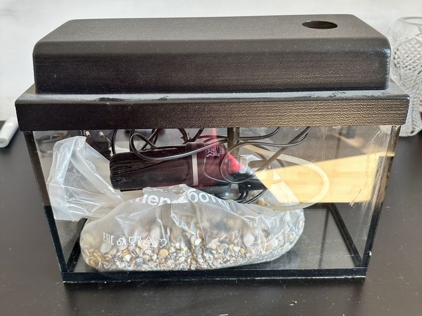 Аквариум 8,5л с оборудованием и грунтом