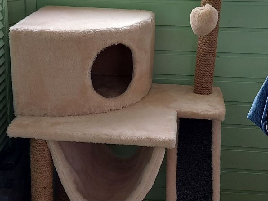 Домик для кошки с когтеточкой Б/у