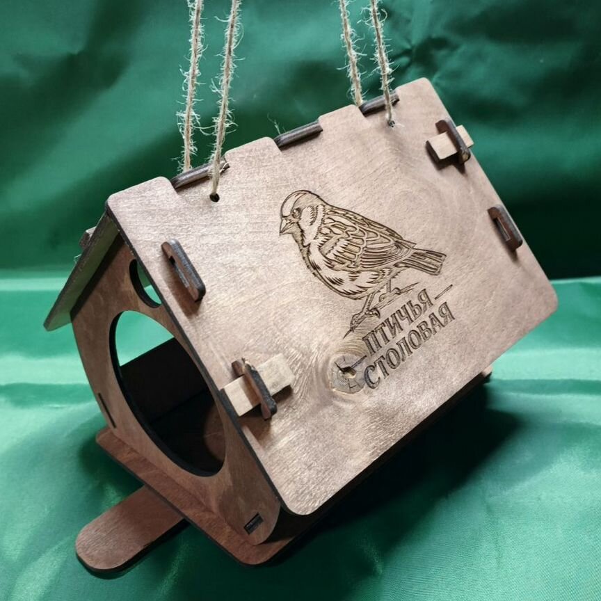 Кормушка для птиц уличная