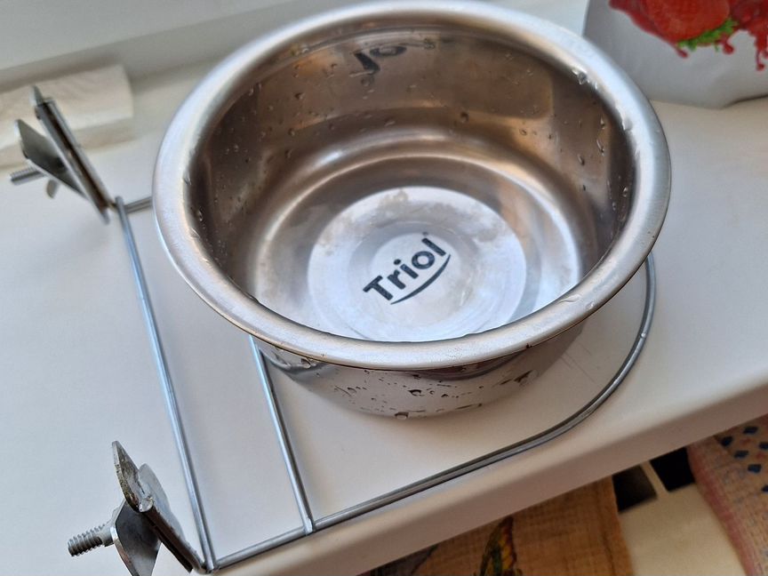 Миска с держателем новая 1,35л