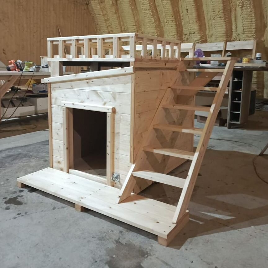 Собачья будка с лестницей и балконом