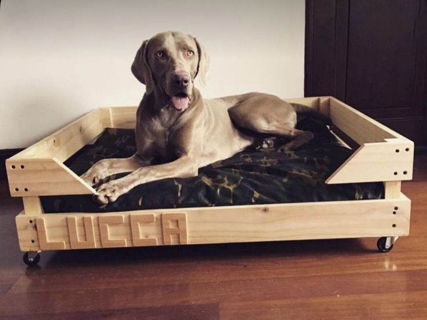 Лежак для собаки из массива дерева