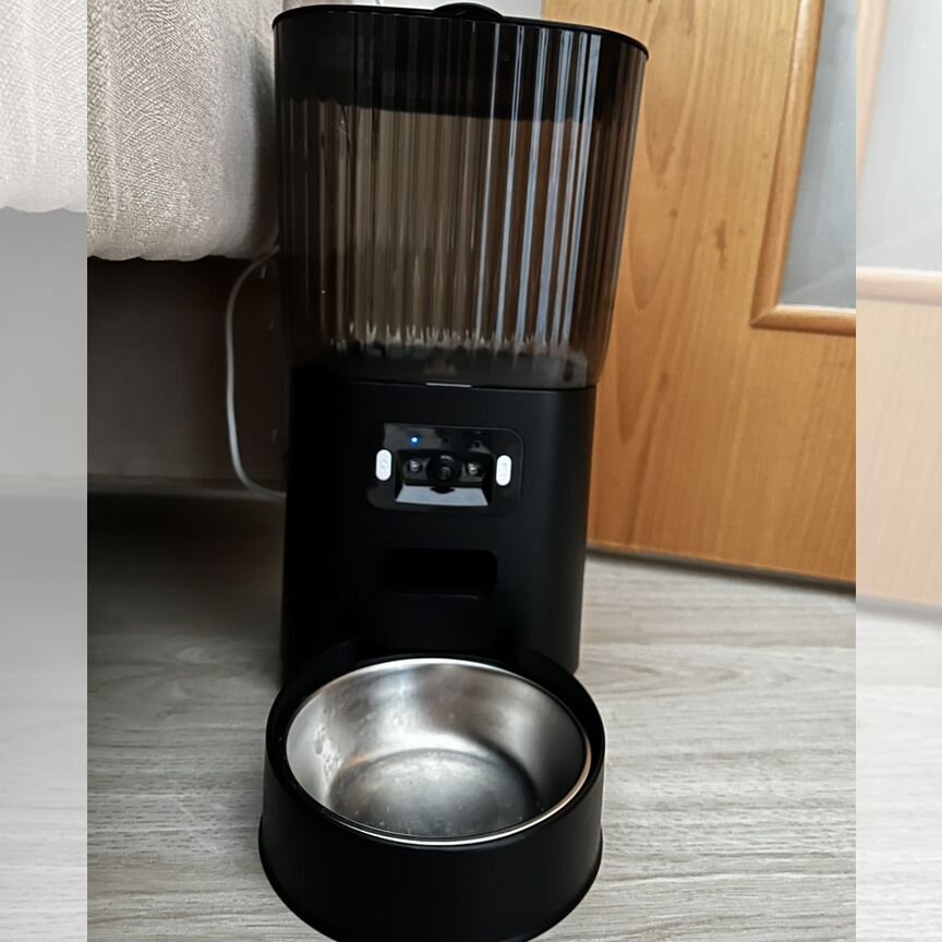 Автоматическая кормушка для животных с камерой