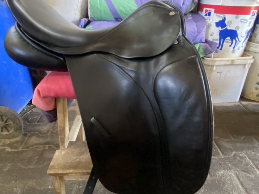 Выездковое седло