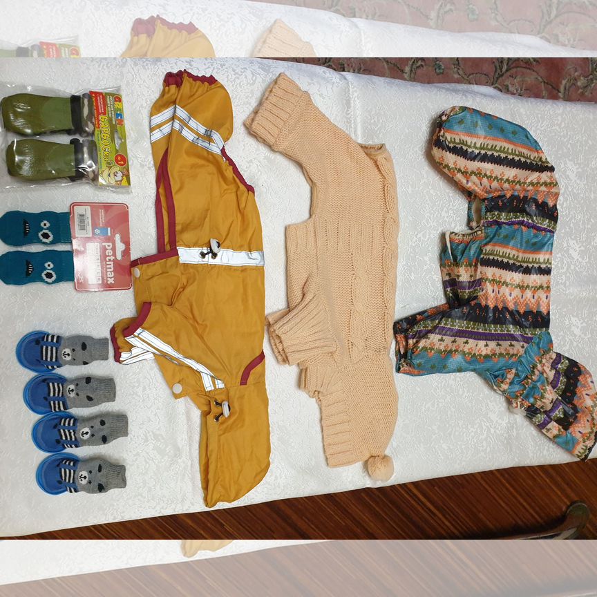 Продам комбинезоны и носочки для собак