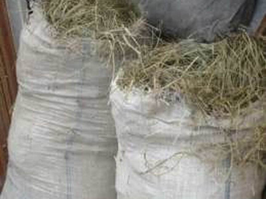 Солома сена в мешках