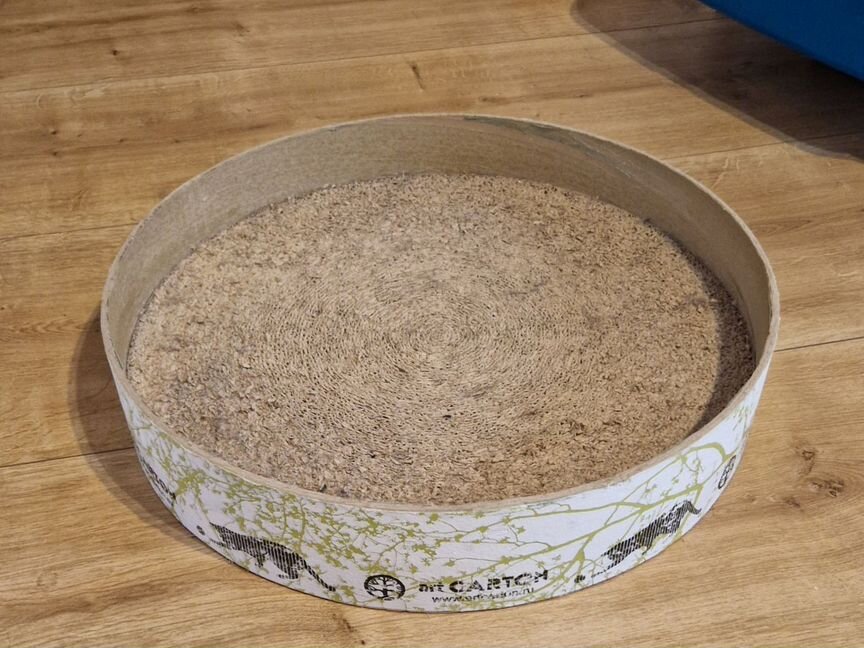 Лежанка когтеточка лоток для кошек