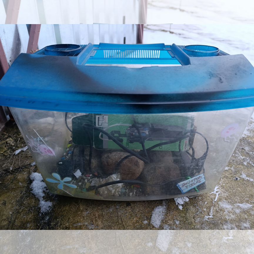 Аквариум, фильтры, камни, островок