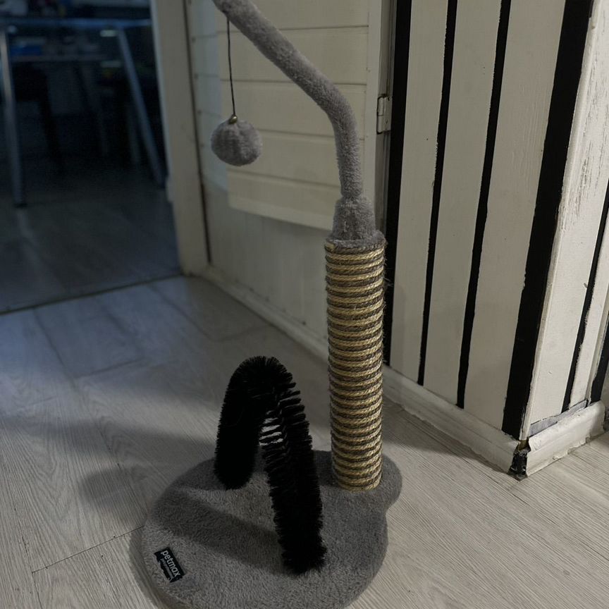 Когтеточка с игрушкой и чесалкой petmax