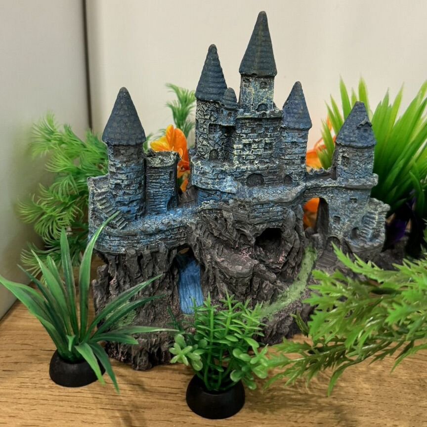 Замок, водоросли, растения для аквариума