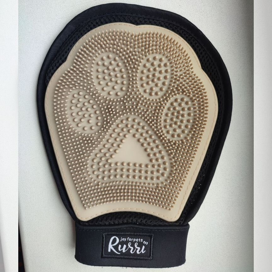 Рукавица перчатка для вычесывания шерсти rurri