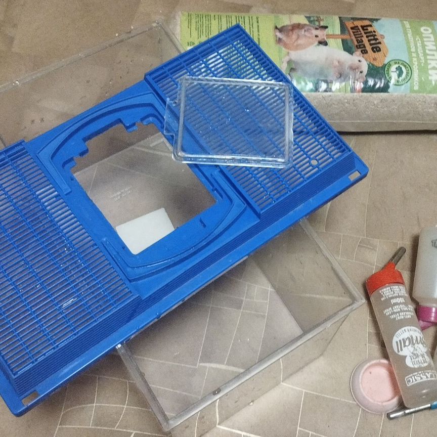 Отдам террариум.опилки.поилки