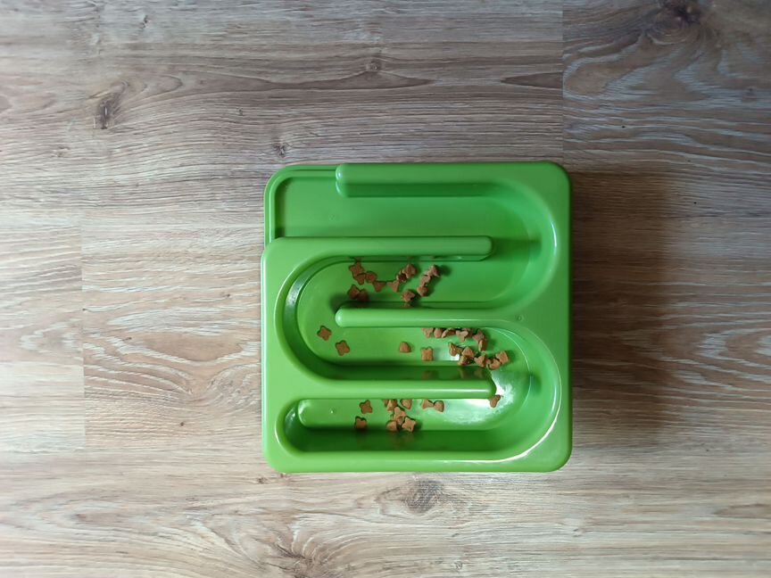 Кормушка развивающая для кошек и собачек