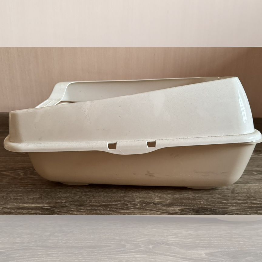 Лоток для кошек большой, целый. Помыть надо)