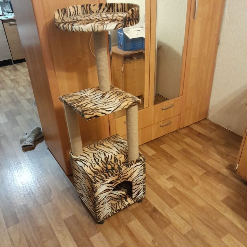 Кошачий домик с когтеточкой