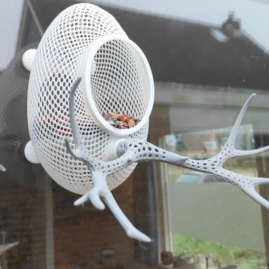 Кормушка для птиц на окно