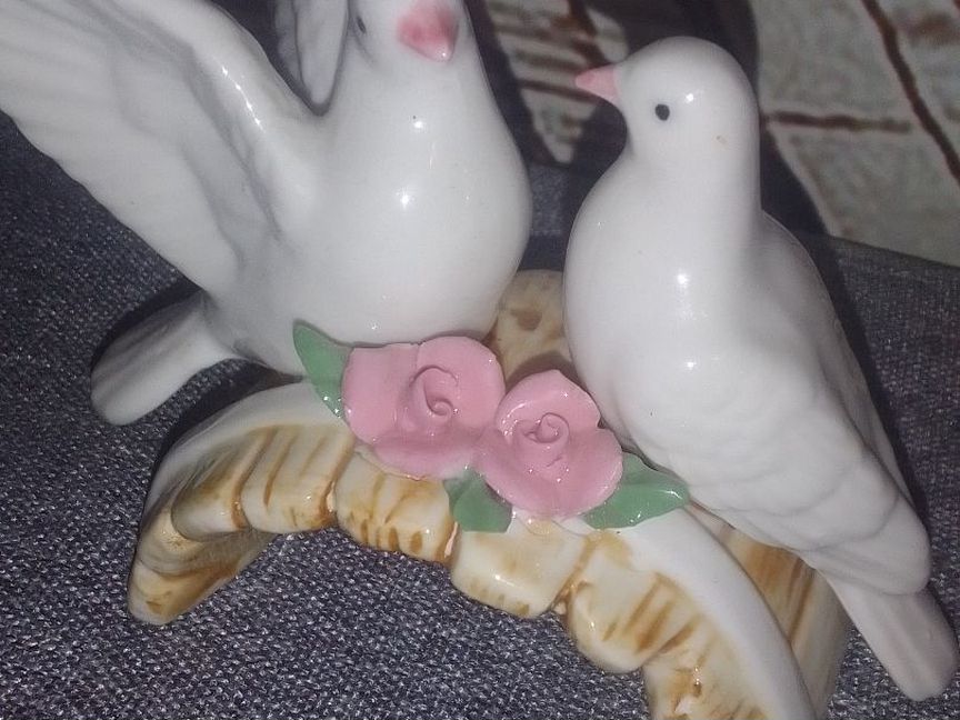 Фарфоровая статуэтка"Голубки"