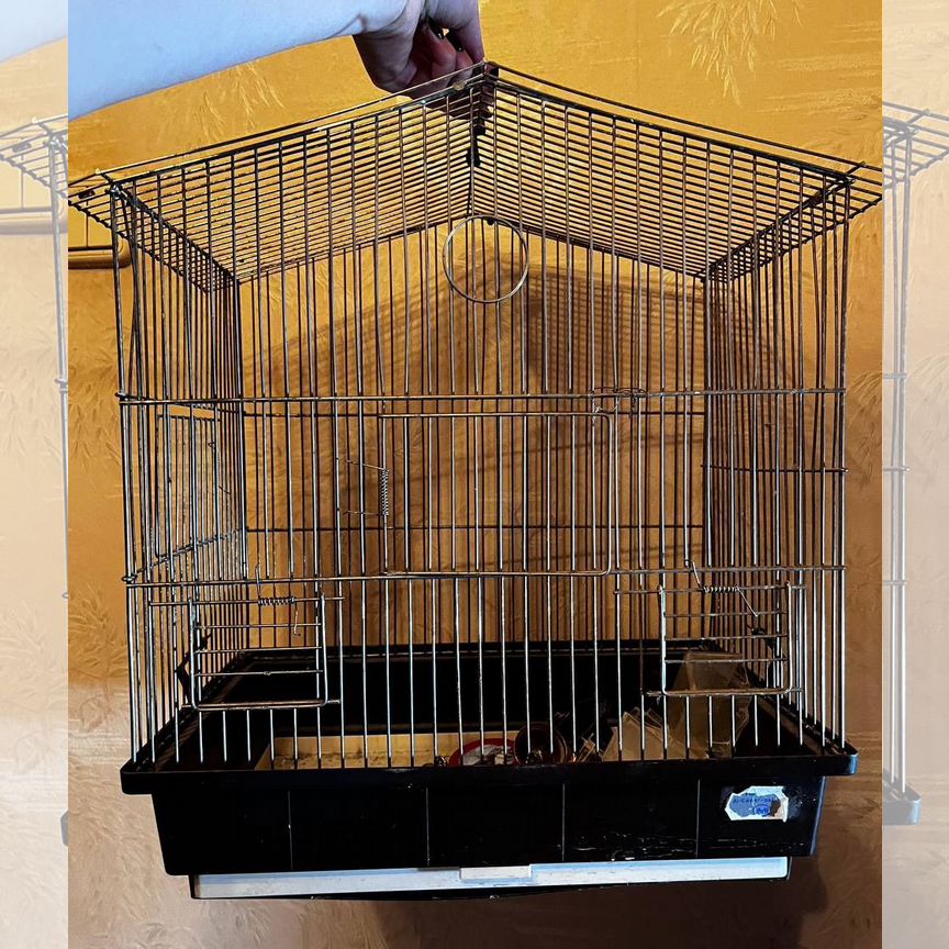 Клетка для попугая с игрушками