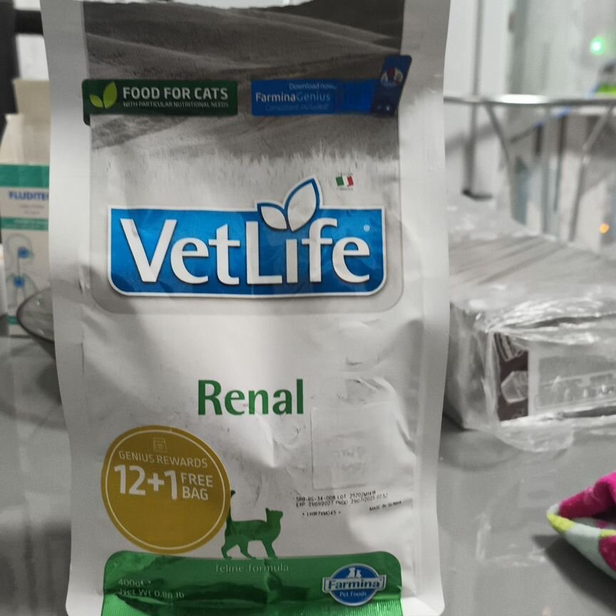 Корм для кошек Renal и таблеткодаватель