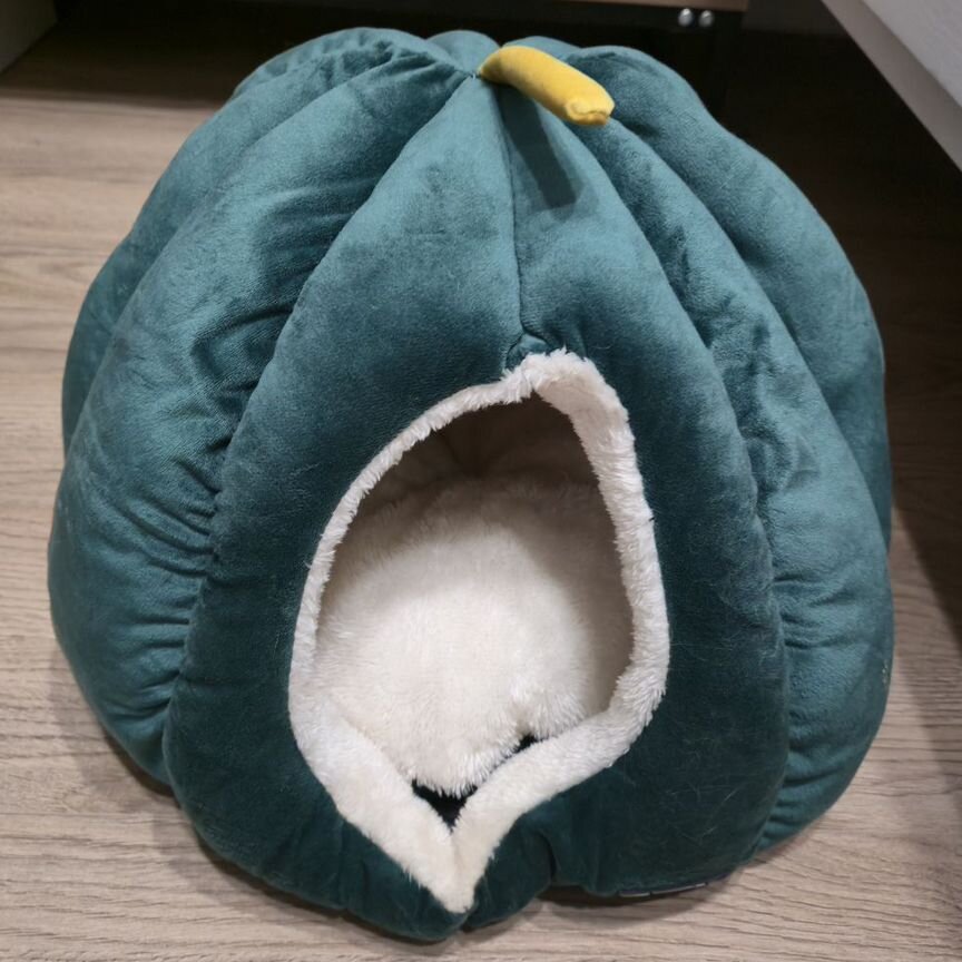 Лежанка для кошек новая