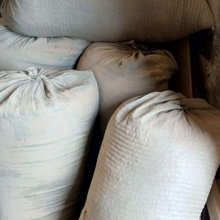 Опилки дубовые в мешках