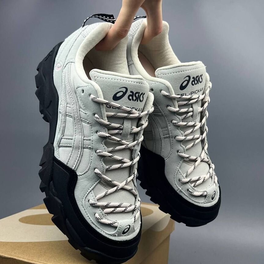 Asics Gel Pickax White&Black